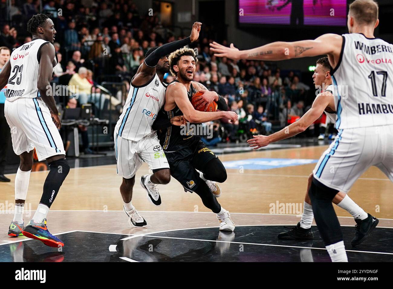 Hamburg, Deutschland. 21st Dec, 2024. Hunter Maldonado (MHP Riesen Ludwigsburg, #08) im ...