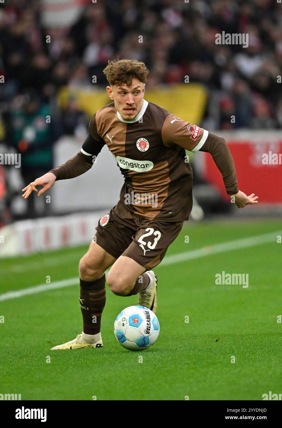 Philipp Treu FC St. Pauli (23) Aktion am Ball VfB Stuttgart vs. FC St ...