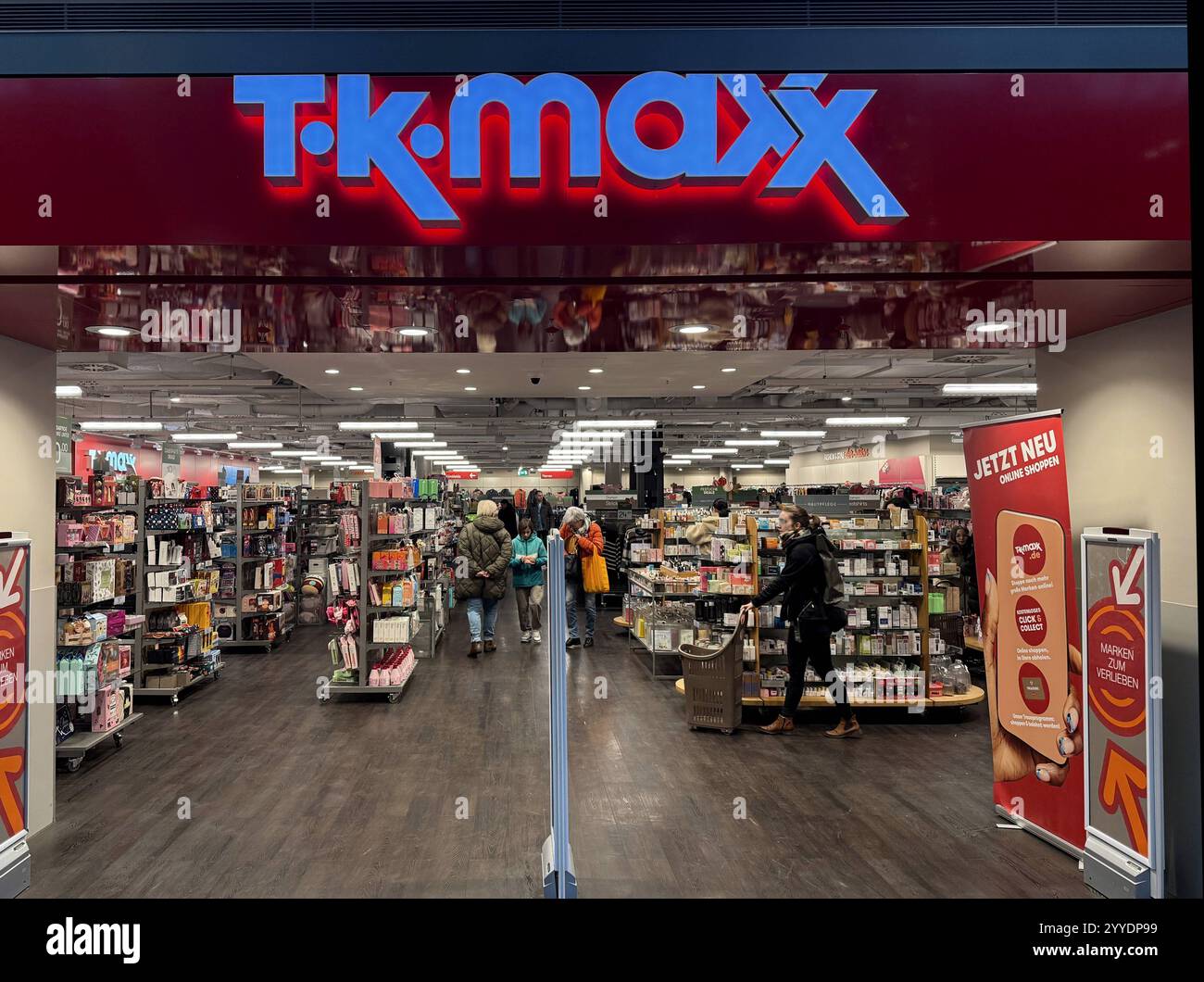 Eingang TK Maxx Bekleidungsgeschäft *** Entrance TK Maxx clothing store ...