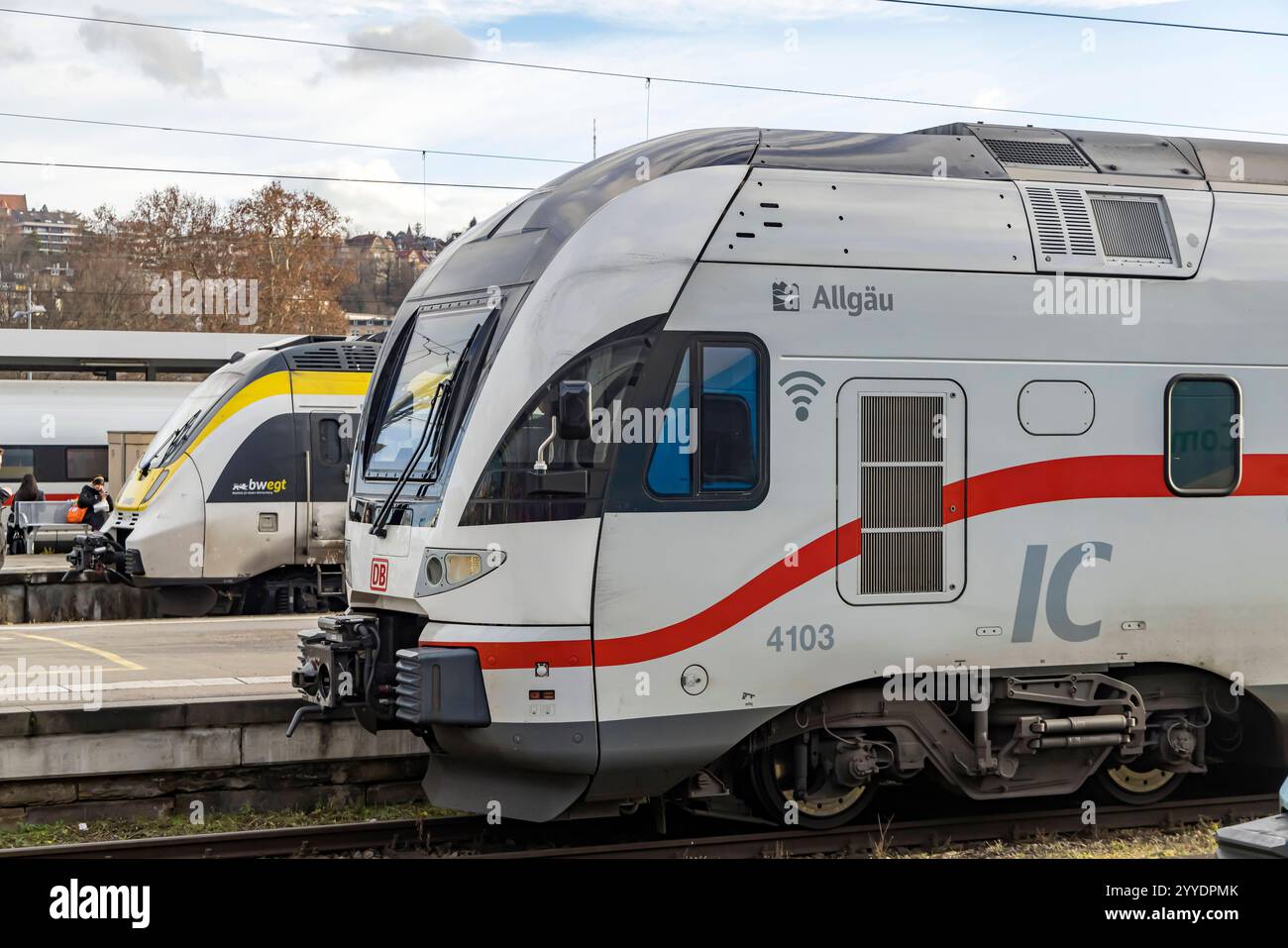 Hauptbahnhof Stuttgart. Bahnsteig mit Zug. InterCity der Deutsche Bahn ...