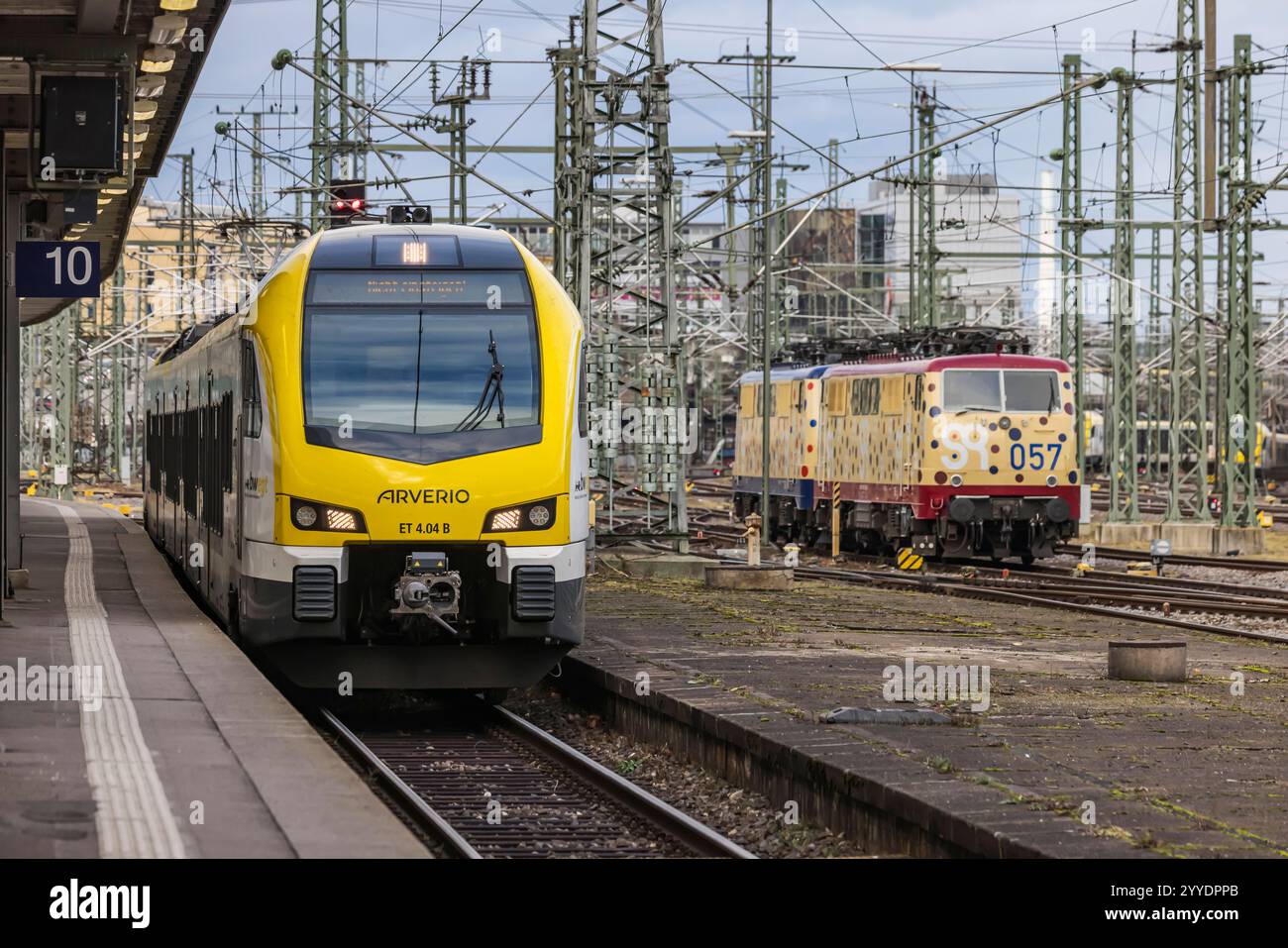Hauptbahnhof Stuttgart. Bahnsteig mit Zug von ARVERIO. Zwei Lokomotiven des ...