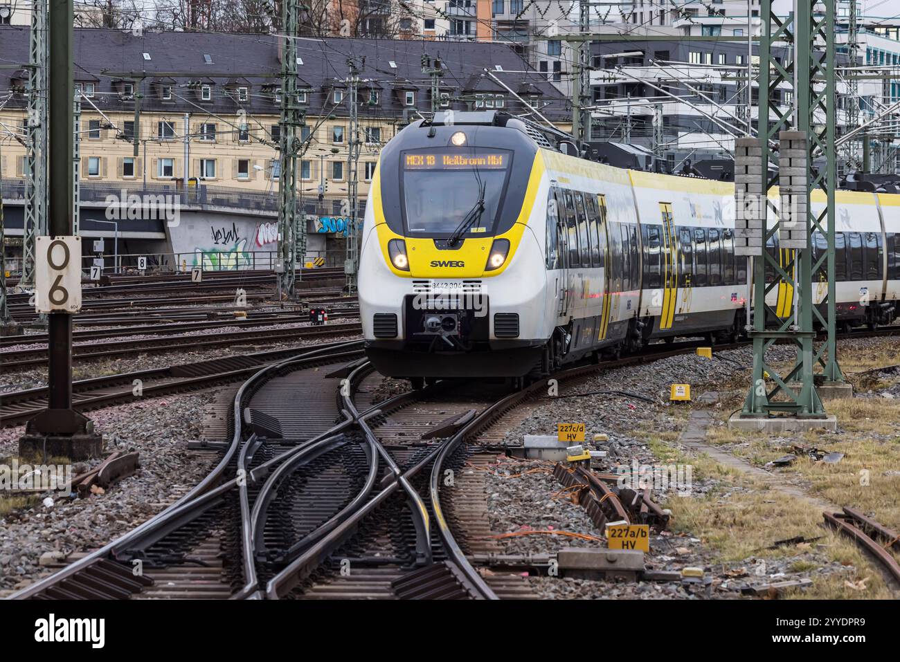 Hauptbahnhof Stuttgart. Bahnsteig mit Nahverkehrszug der SWEG. MEX18 ...
