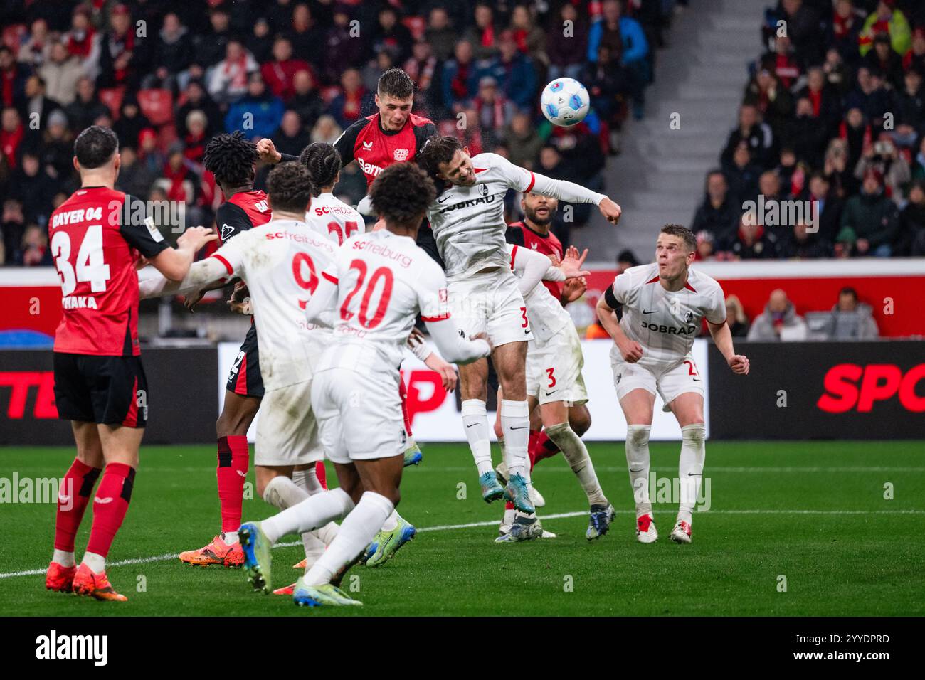 Leverkusen, Germany. 21st Dec, 2024. Soccer: Bundesliga, Bayer Leverkusen - SC Freiburg ...