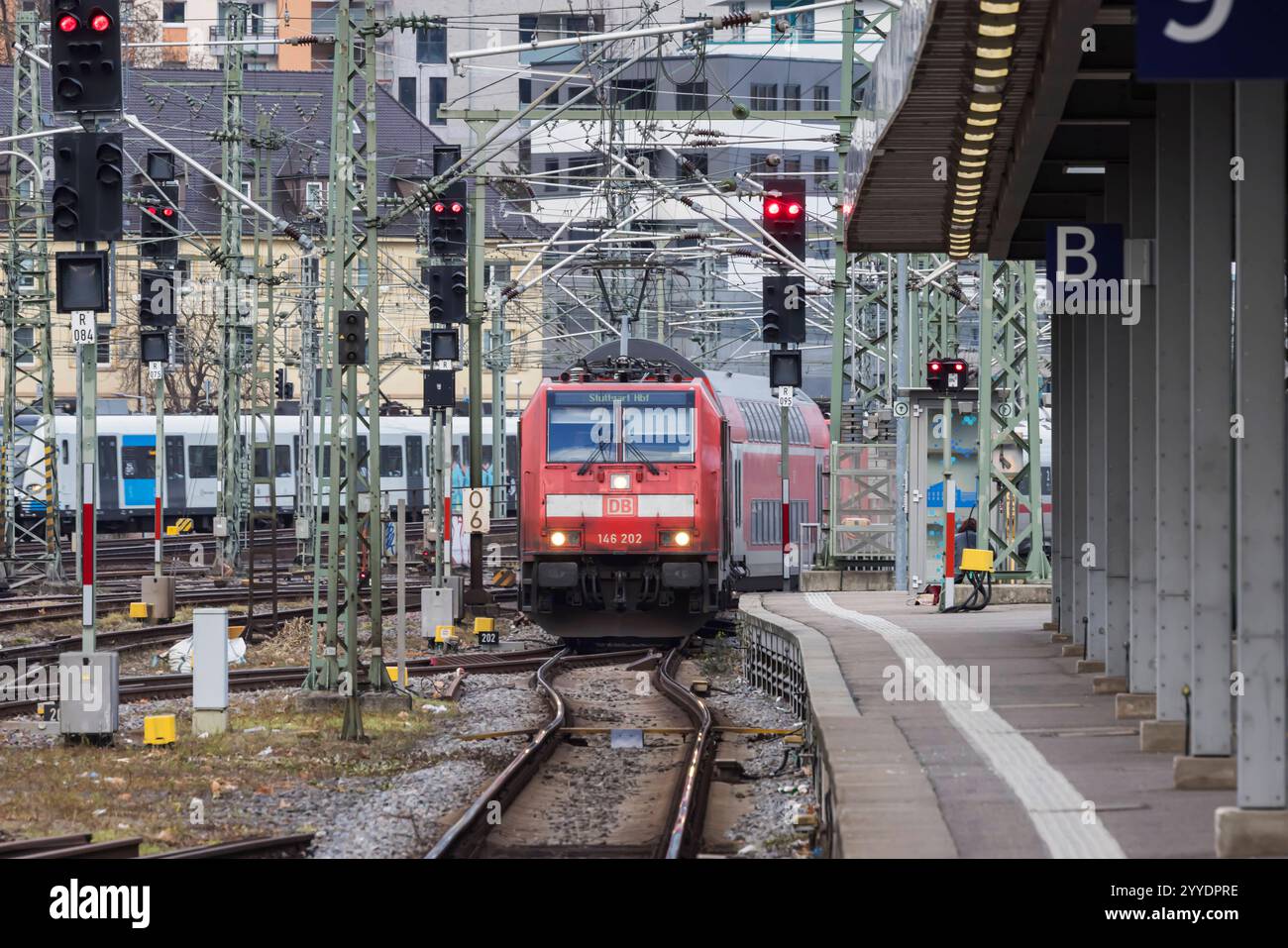 Hauptbahnhof Stuttgart. Bahnsteig mit Nahverkehrszug. Regionalexpress ...