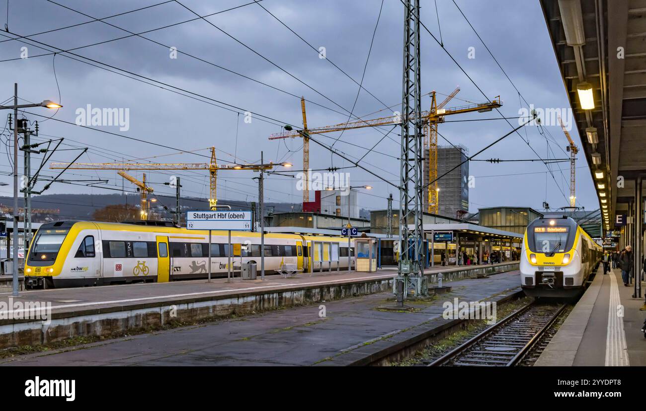 Hauptbahnhof Stuttgart. Bahnsteig mit Nahverkehrszug. // 19.12.2024 ...