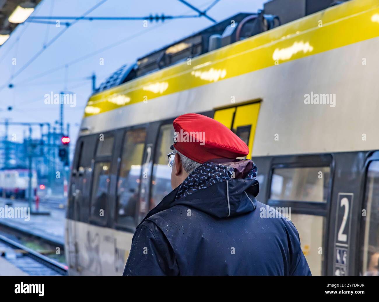 Hauptbahnhof Stuttgart. Bahnsteig mit Nahverkehrszug. // 19.12.2024 ...