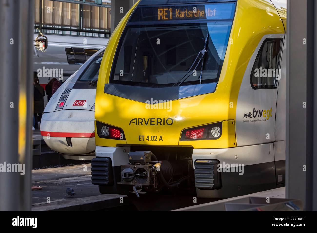 Hauptbahnhof Stuttgart. Bahnsteig mit Zug. Triebfahrzeug des ...
