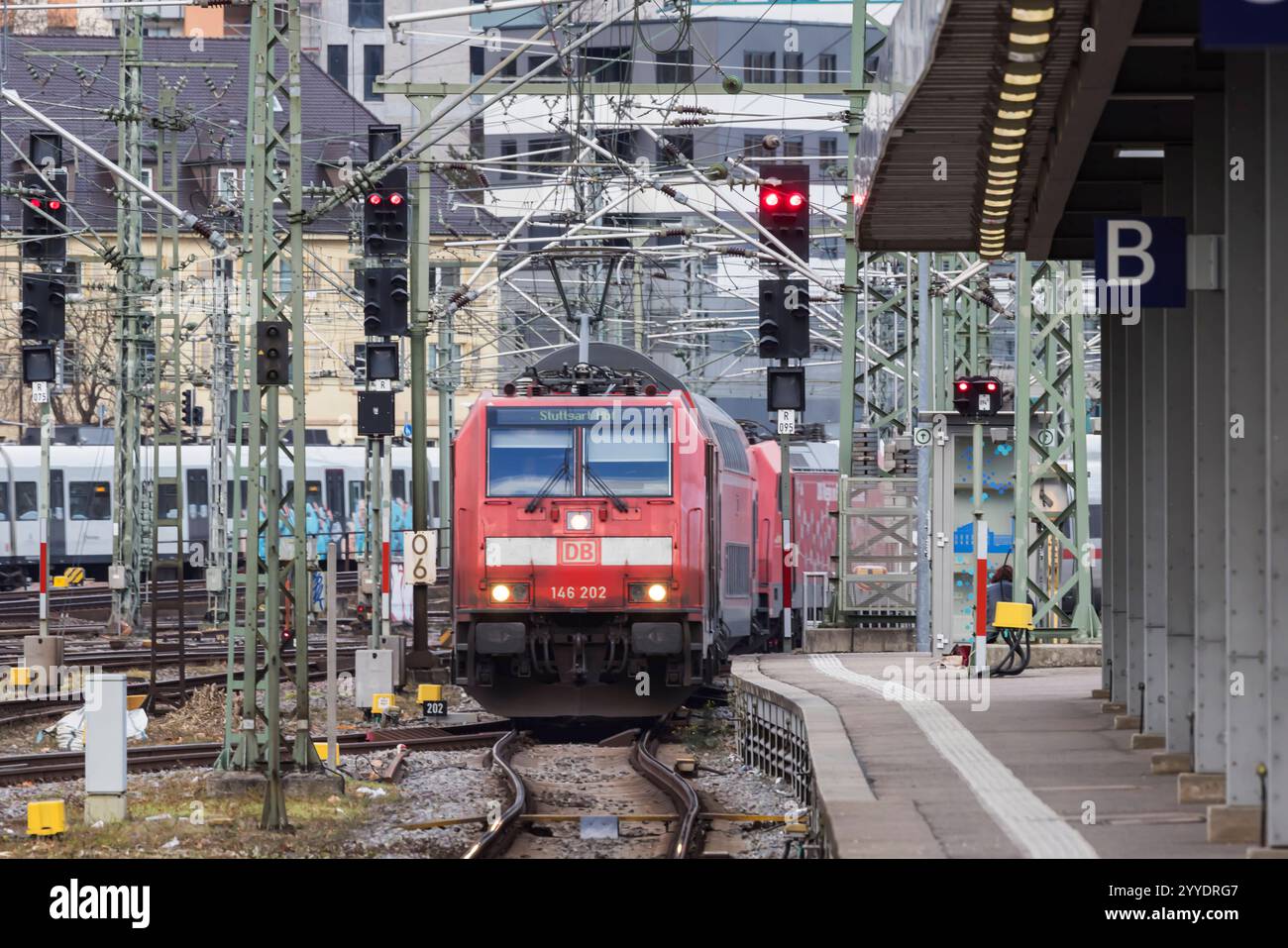 Hauptbahnhof Stuttgart. Bahnsteig mit Nahverkehrszug. Regionalexpress ...