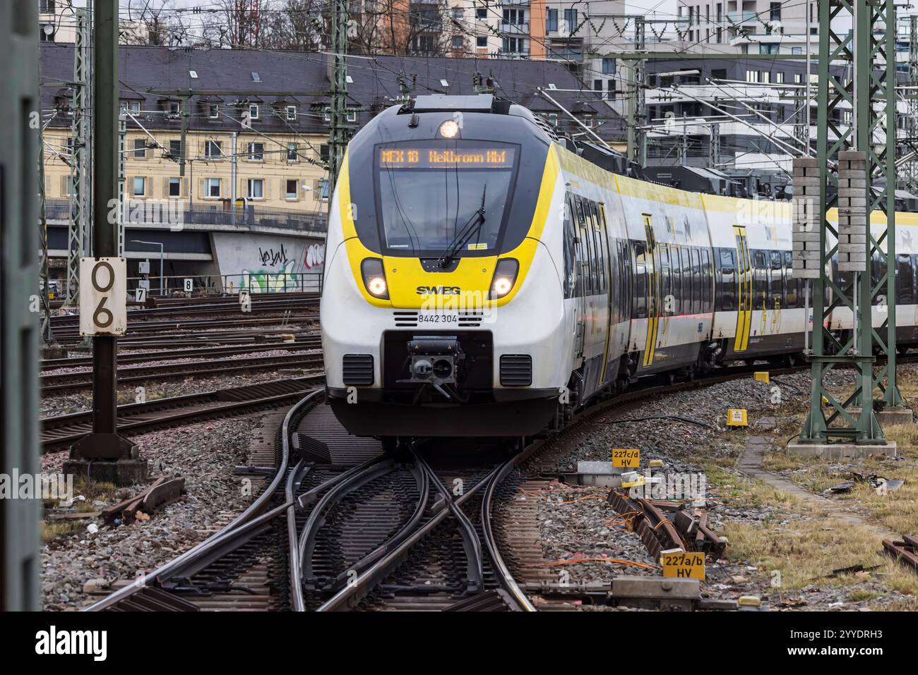 Hauptbahnhof Stuttgart. Bahnsteig mit Nahverkehrszug der SWEG. MEX18 ...