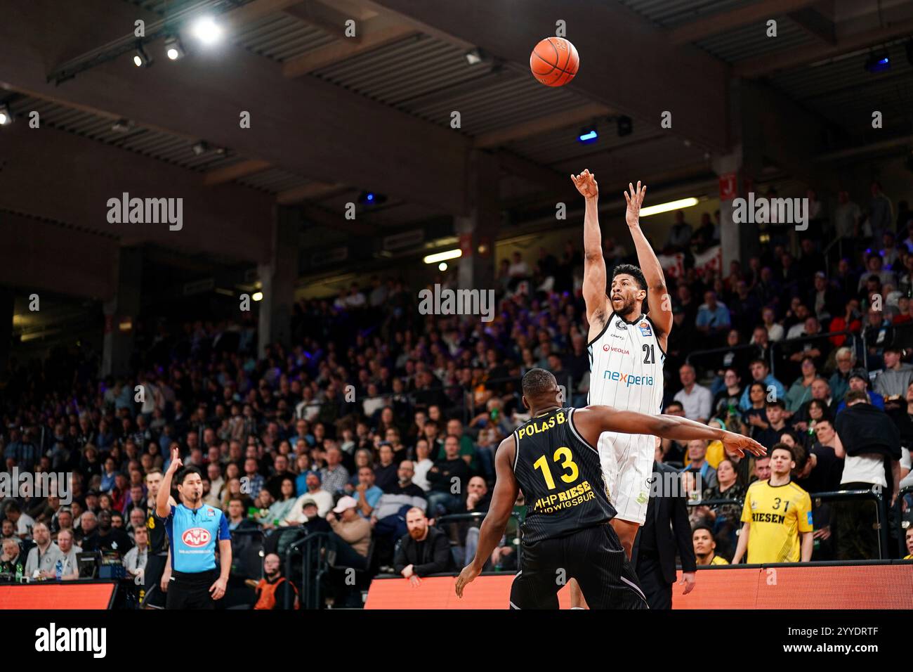 Hamburg, Deutschland. 21st Dec, 2024. Jordan Barnett (Veolia Towers Hamburg, #21) beim Wurf, GER ...