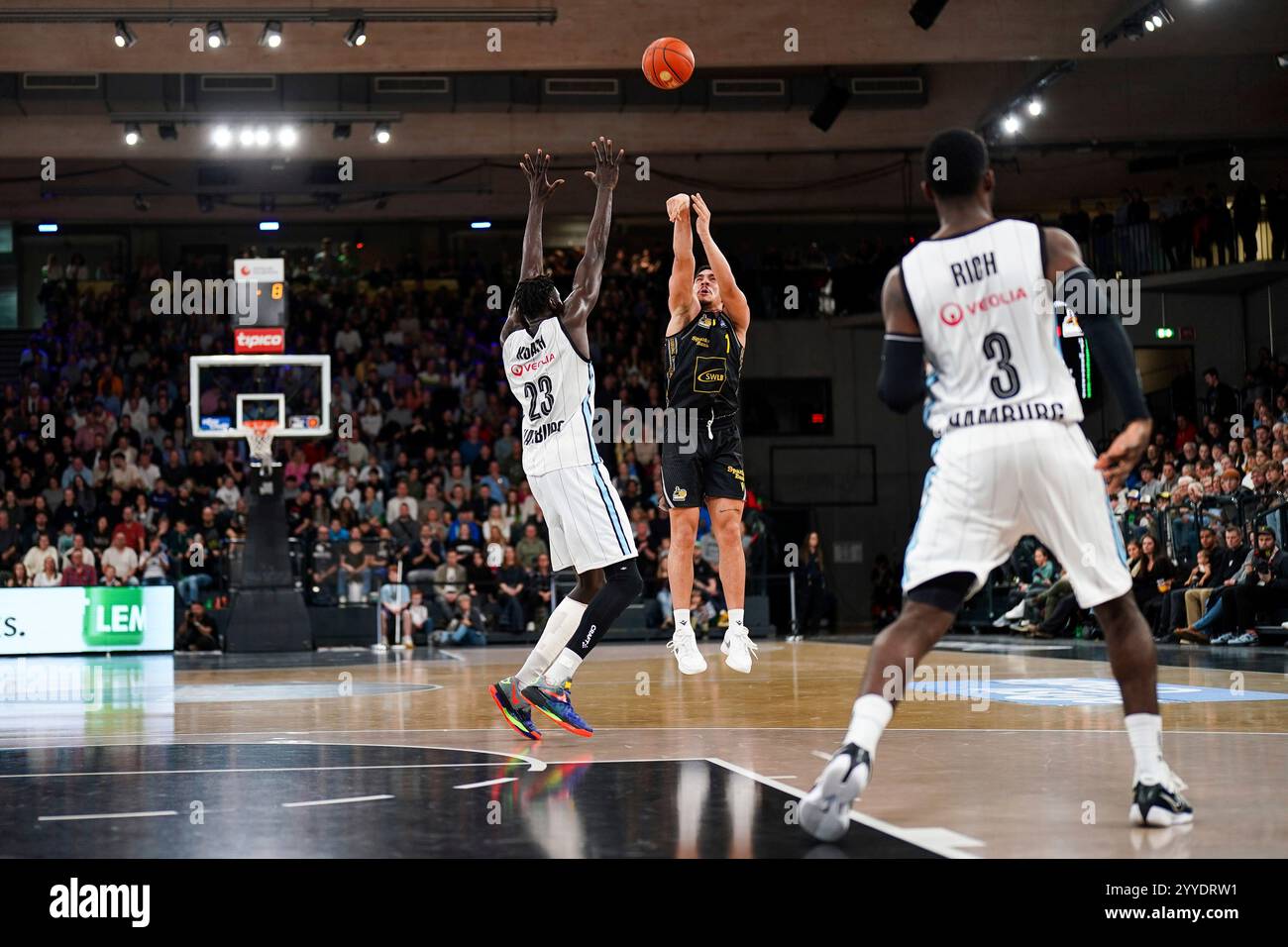 Hamburg, Deutschland. 21st Dec, 2024. Joel Scott (MHP Riesen Ludwigsburg, #01) beim Wurf, Kur ...