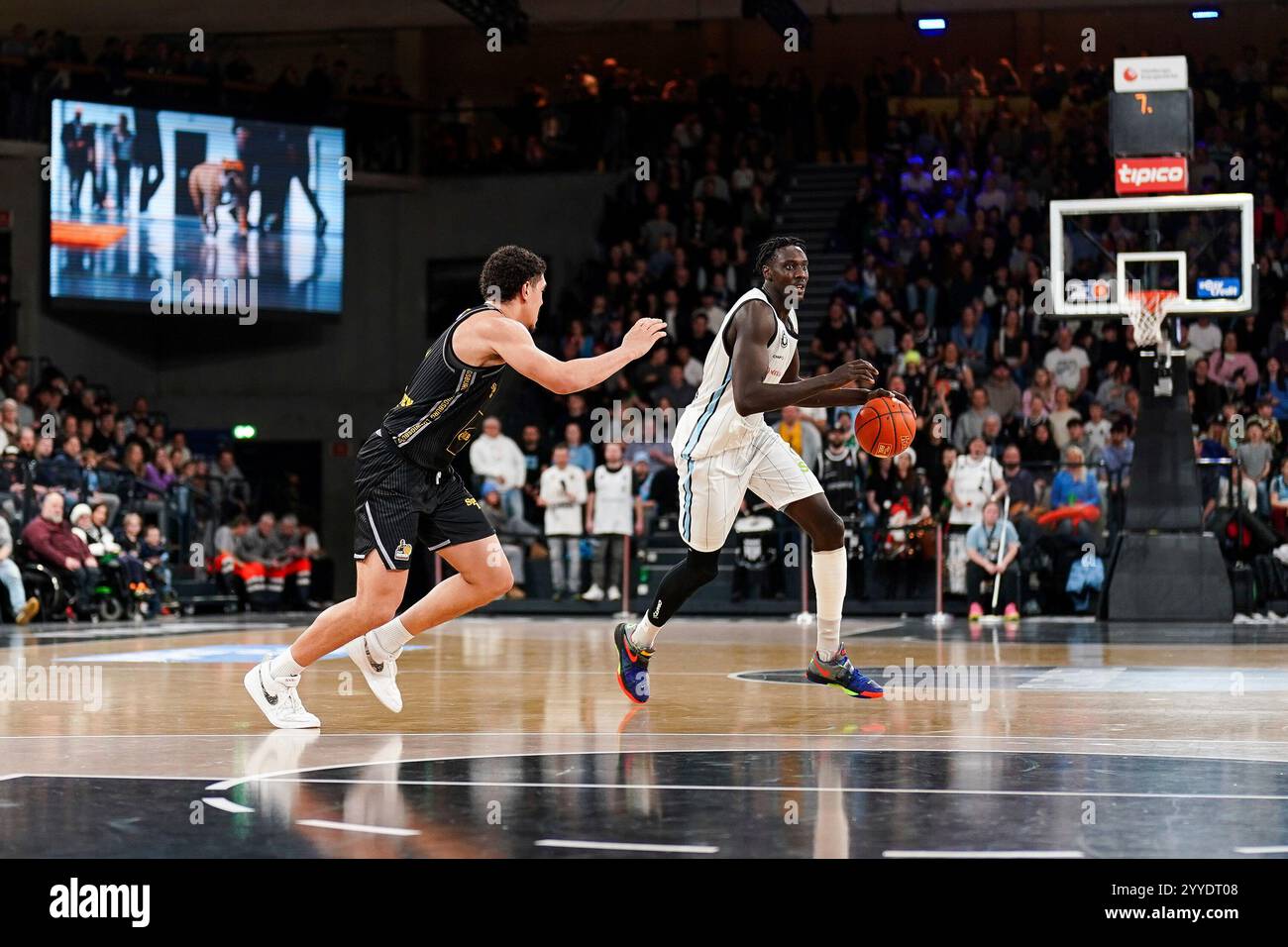 Hamburg, Deutschland. 21st Dec, 2024. Kur Kuath (Veolia Towers Hamburg, #23) im Dribbling, GER ...