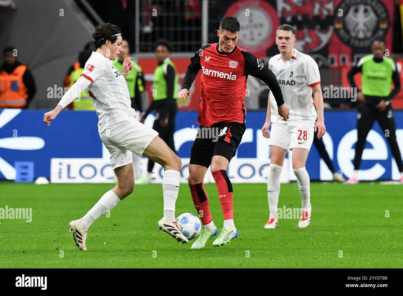 Patrik Schick ( Bayer 04 Leverkusen ) im Zweikampf mit Merlin Roehl ( SC Freiburg ). GER, Bayer ...