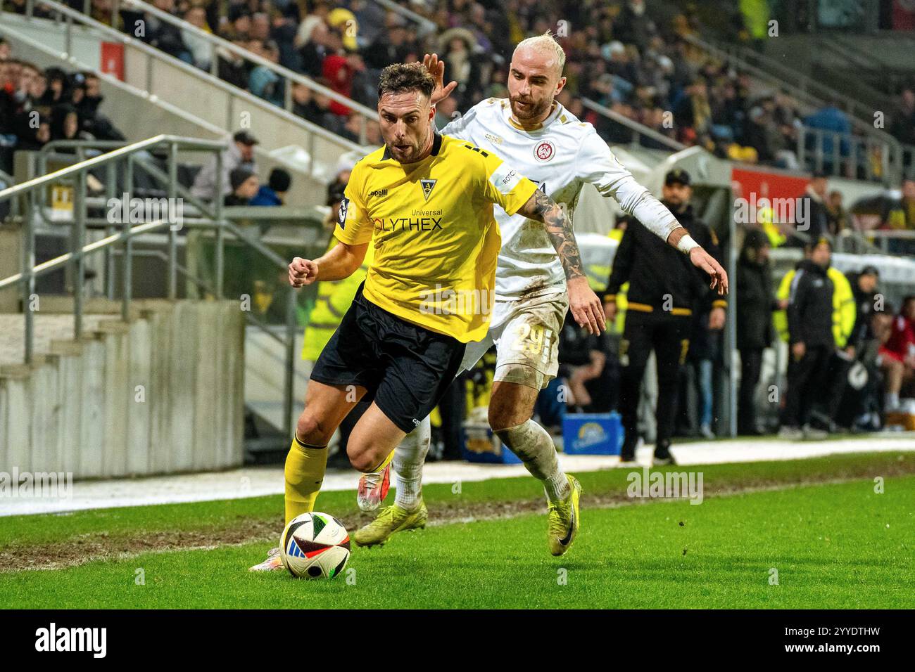 Nils Winter (Alemannia Aachen, #30) im Duell mit Fatih Kaya (SV Wehen Wiesbaden, #29) TSV ...