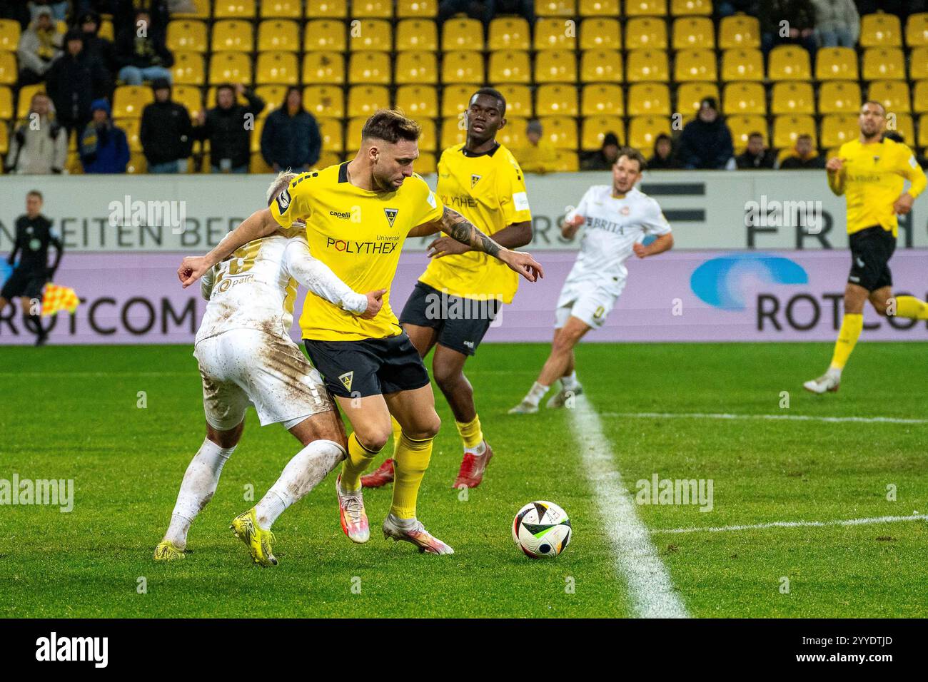 Nils Winter (Alemannia Aachen, #30) im Zweikampf TSV Alemannia Aachen vs. SV Wehen Wiesbaden ...