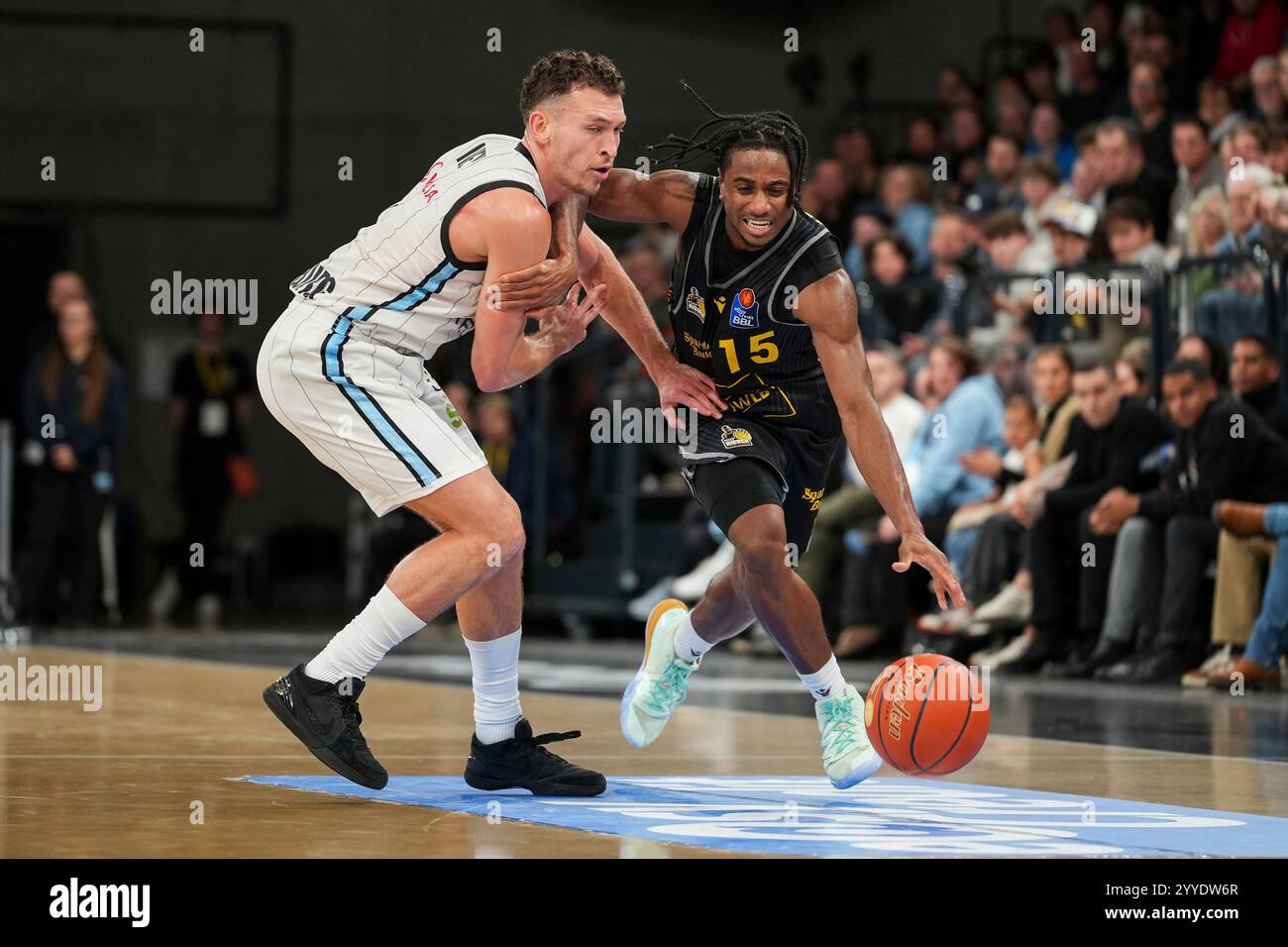 Hamburg, Deutschland. 21st Dec, 2024. Ezra Manjon (MHP Riesen Ludwigsburg, #15) im Dribbling ...