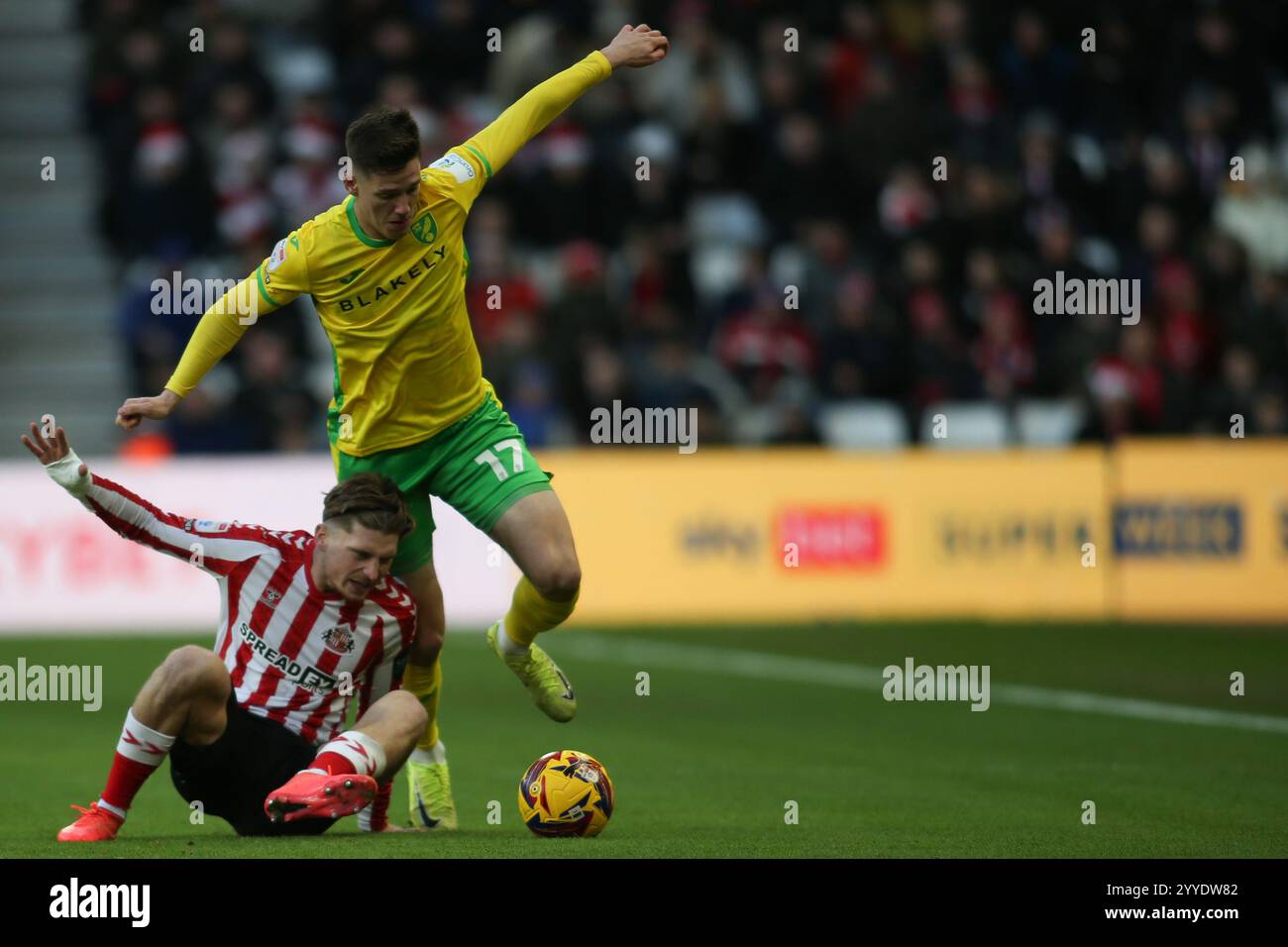 Norwich City's Ante Crnac challenges Sunderland's Dennis Cirkin during ...