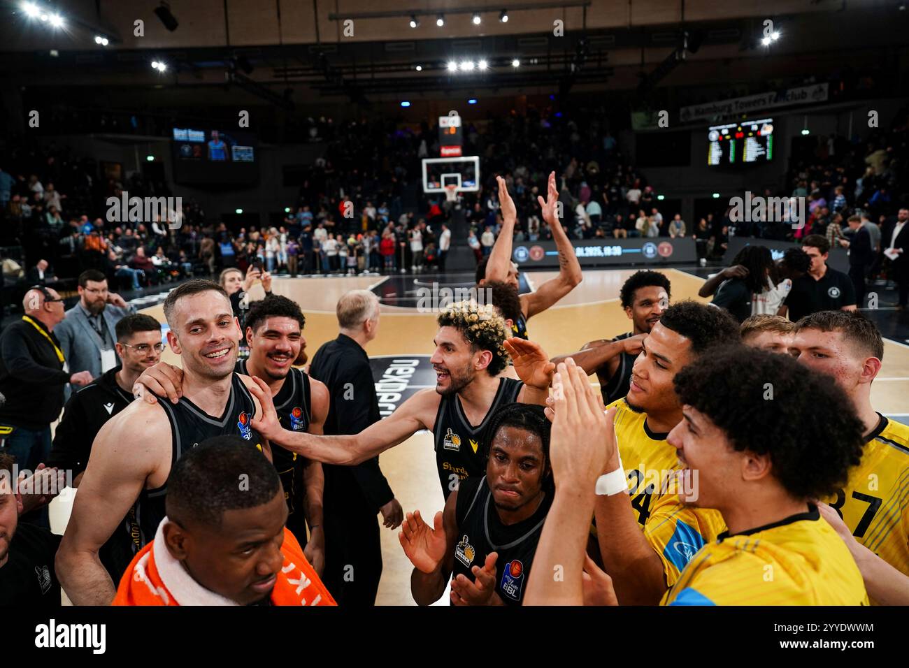 Hamburg, Deutschland. 21st Dec, 2024. die Riesen jubelt/Jubel nach Sieg/Spielende, beim Huddle ...