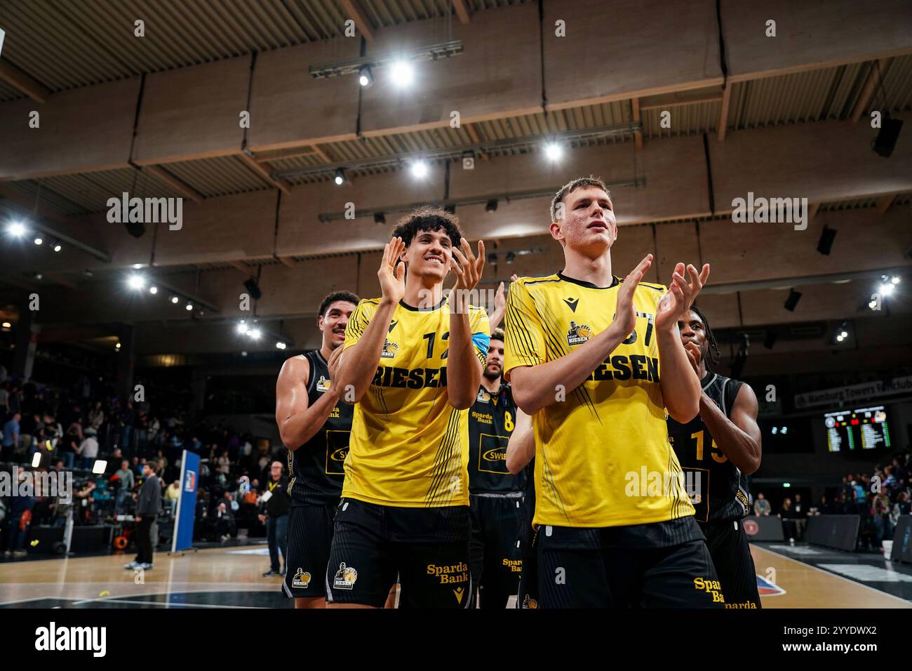 Hamburg, Deutschland. 21st Dec, 2024. jubelt/Jubel nach Sieg/Spielende, Lenny Anigbata (MHP ...