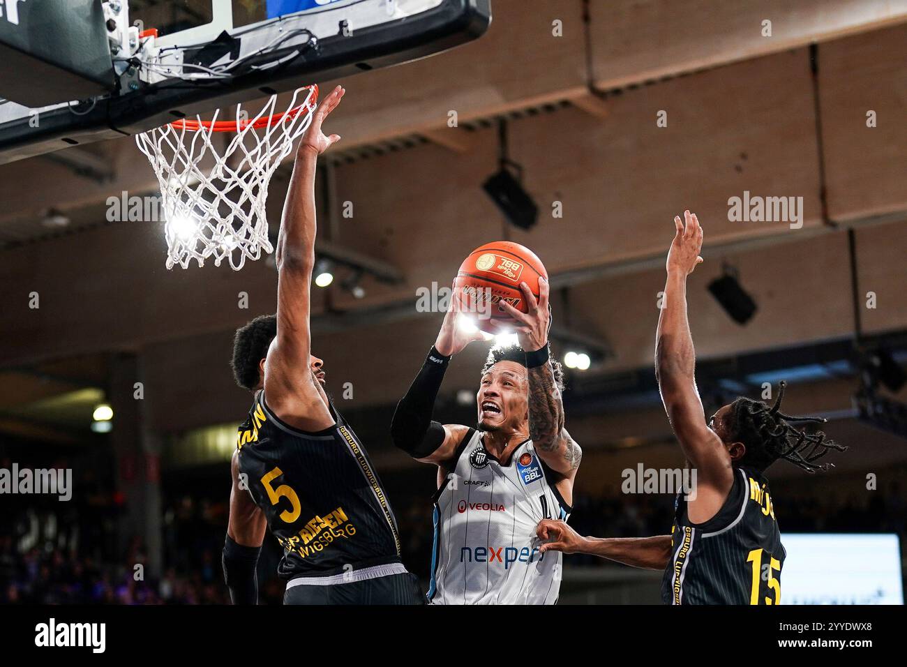 Hamburg, Deutschland. 21st Dec, 2024. Jaizec Lottie (Veolia Towers Hamburg, #04) beim Korbleger ...