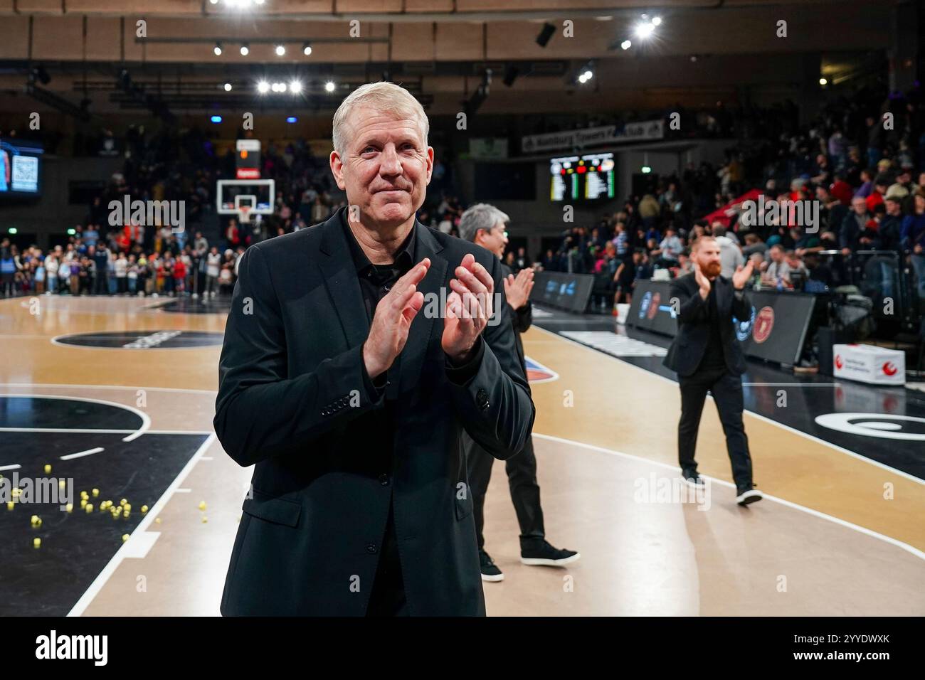 Hamburg, Deutschland. 21st Dec, 2024. John Patrick (MHP Riesen Ludwigsburg, Trainer) jubelt ...