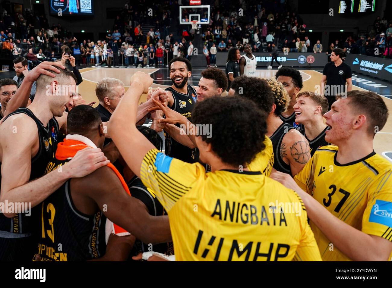 Hamburg, Deutschland. 21st Dec, 2024. die Riesen jubelt/Jubel nach Sieg/Spielende, beim Huddle ...