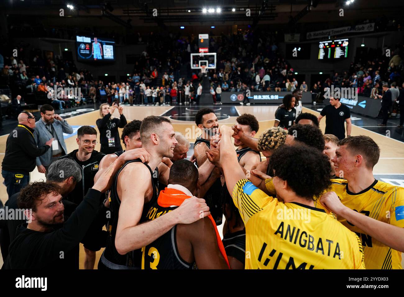 Hamburg, Deutschland. 21st Dec, 2024. die Riesen jubelt/Jubel nach Sieg/Spielende, beim Huddle ...