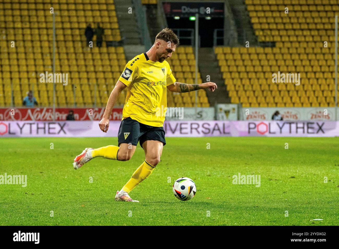 Aachen, Deutschland. 21st Dec, 2024. Flanke durch Nils Winter (Alemannia Aachen, #30) TSV ...