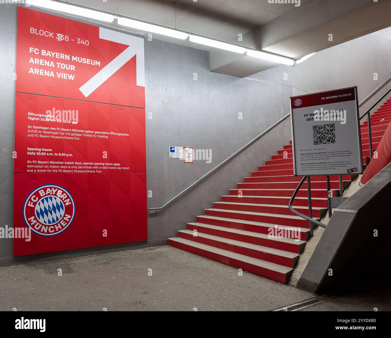 Aufsteller / Hinweisschild zum FC Bayern Museum, Arena-Tour und Arena ...