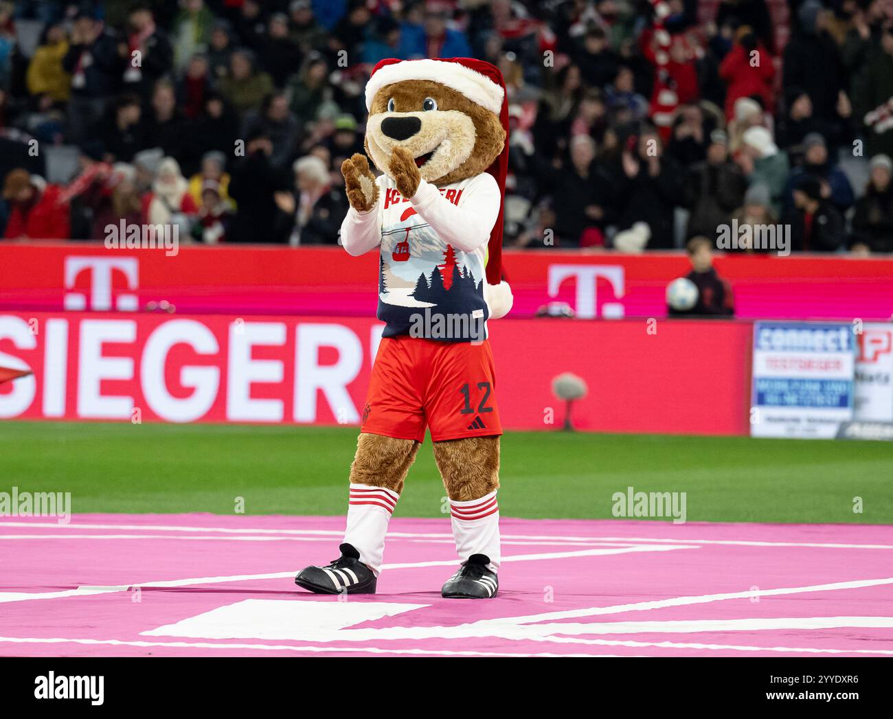 Maskottchen Berni (FC Bayern Muenchen) stimmt im Weihnachtsoutfit die ...