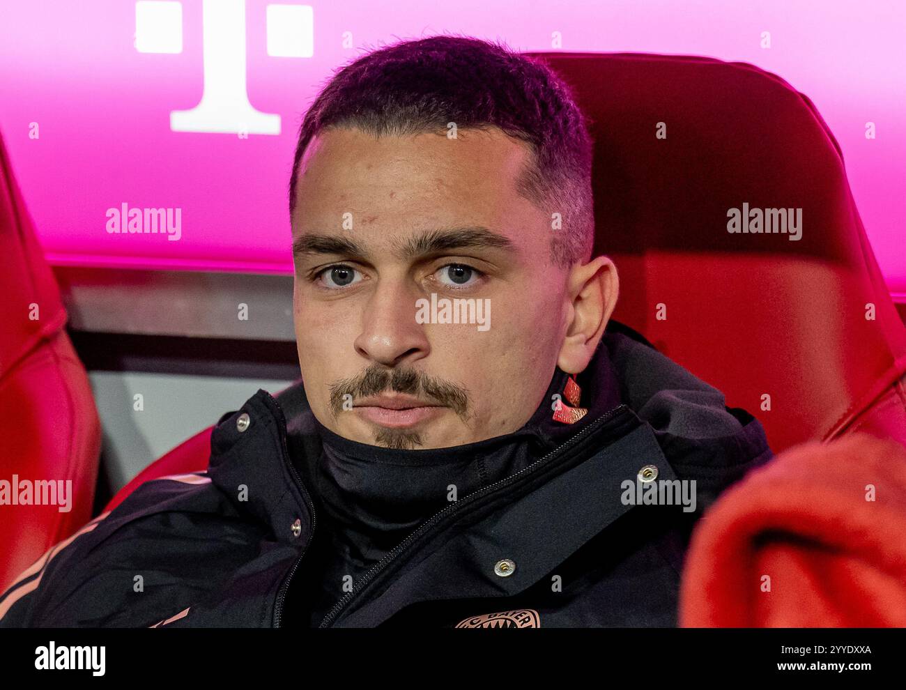 Arijon Ibrahimovic (FC Bayern Muenchen, #20) auf der Bank. GER, FC ...