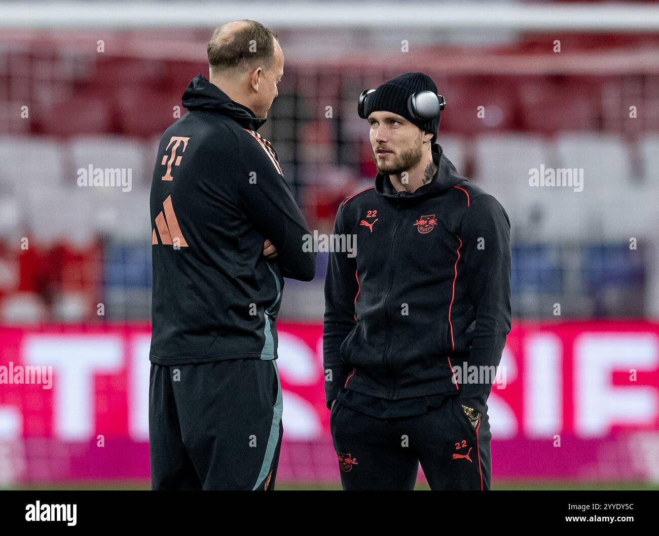 David Raum (RB Leipzig, #22) bei der Platzbesichtigung mit Kopfhoerer ...