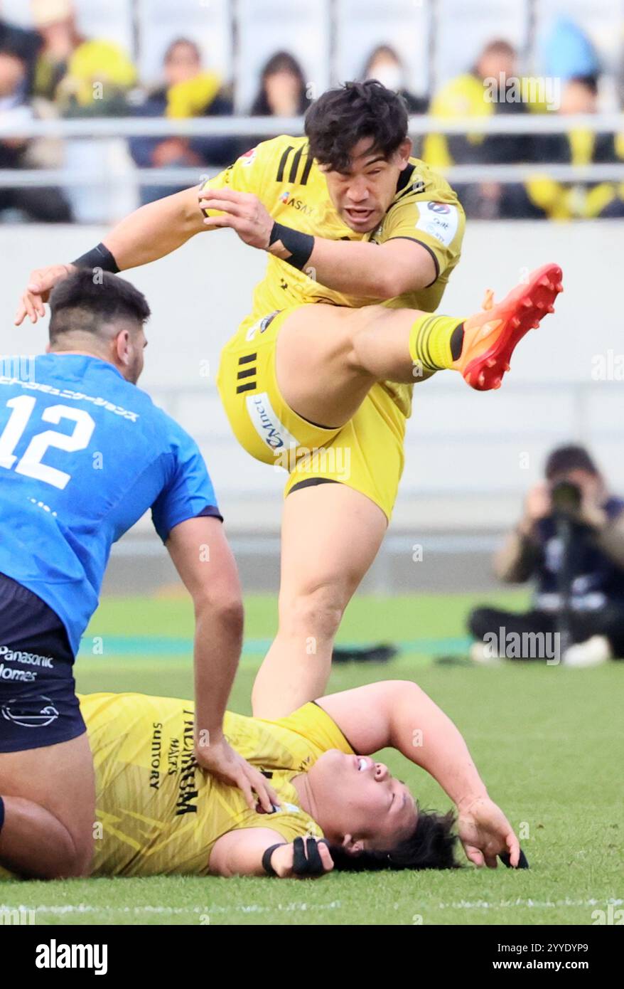Tokyo, Japan. 21st Dec, 2024. Tokyo Suntory Sungoliath center Ryoto Nakamura kicks the ball ...