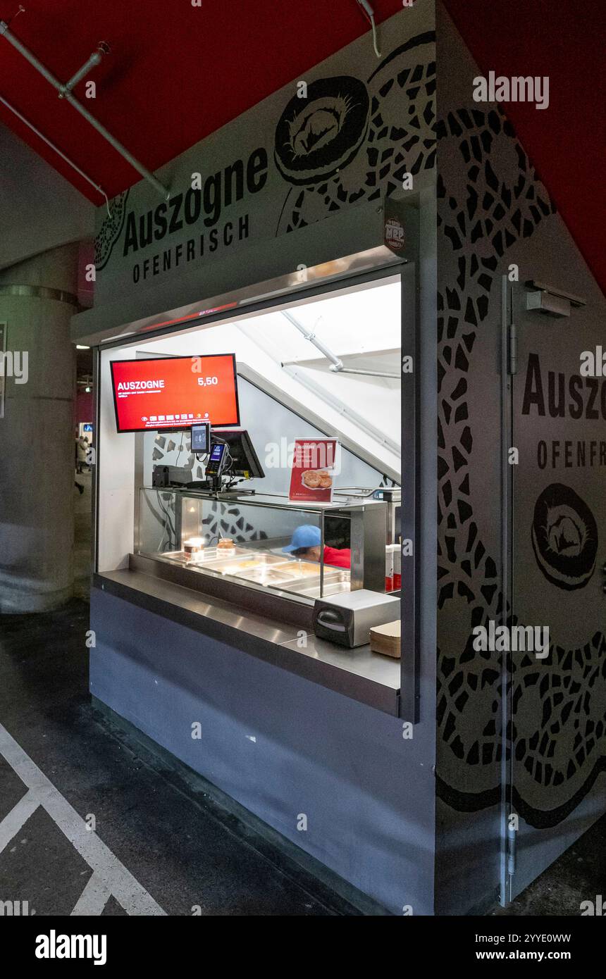 Imbiss / Imbissstand im Umlauf der Arena, der Auszogne anbietet. GER ...