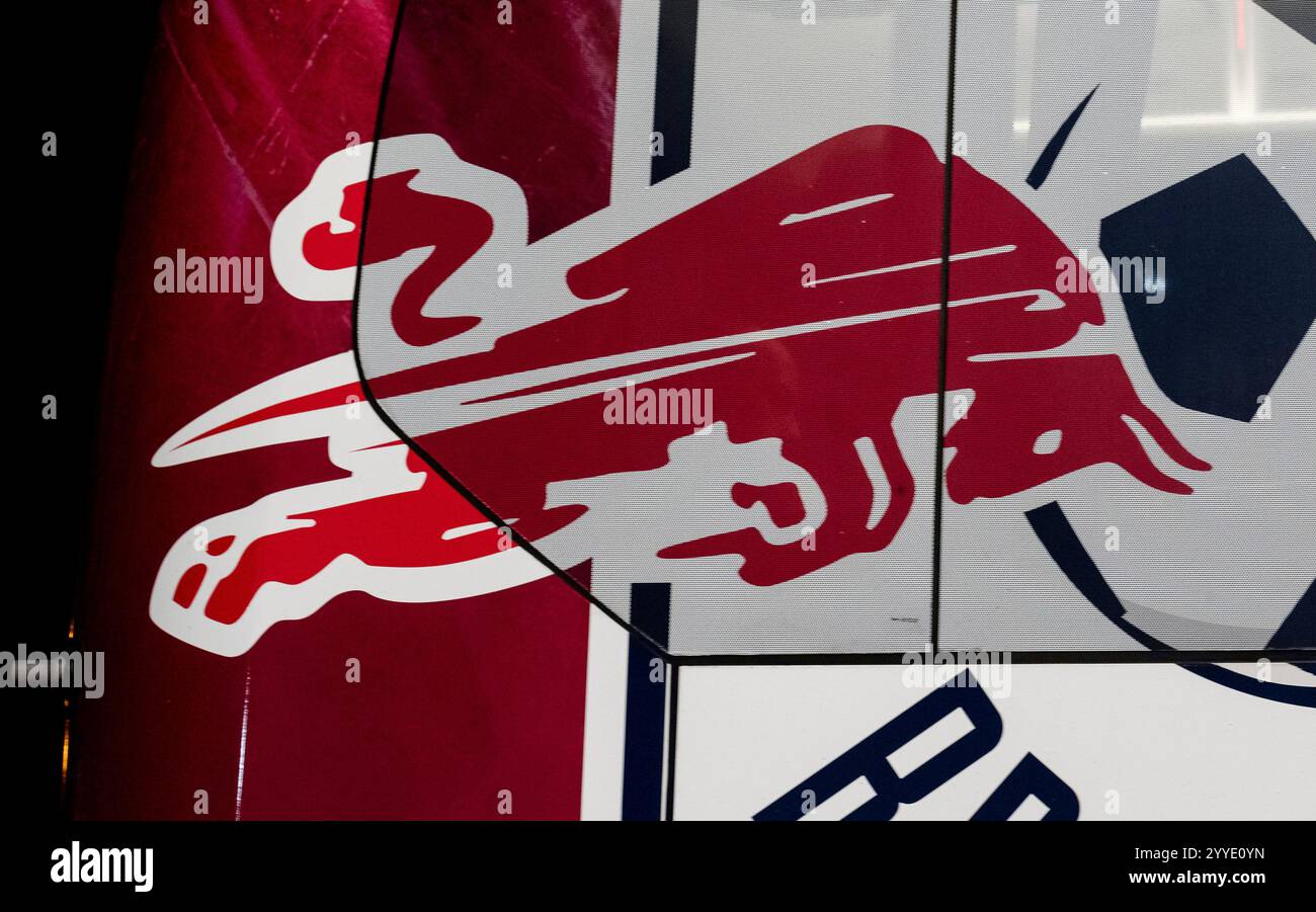 Ein roter Bulle als Teil des Logo von RB Leipzig auf dem Teambus. GER ...