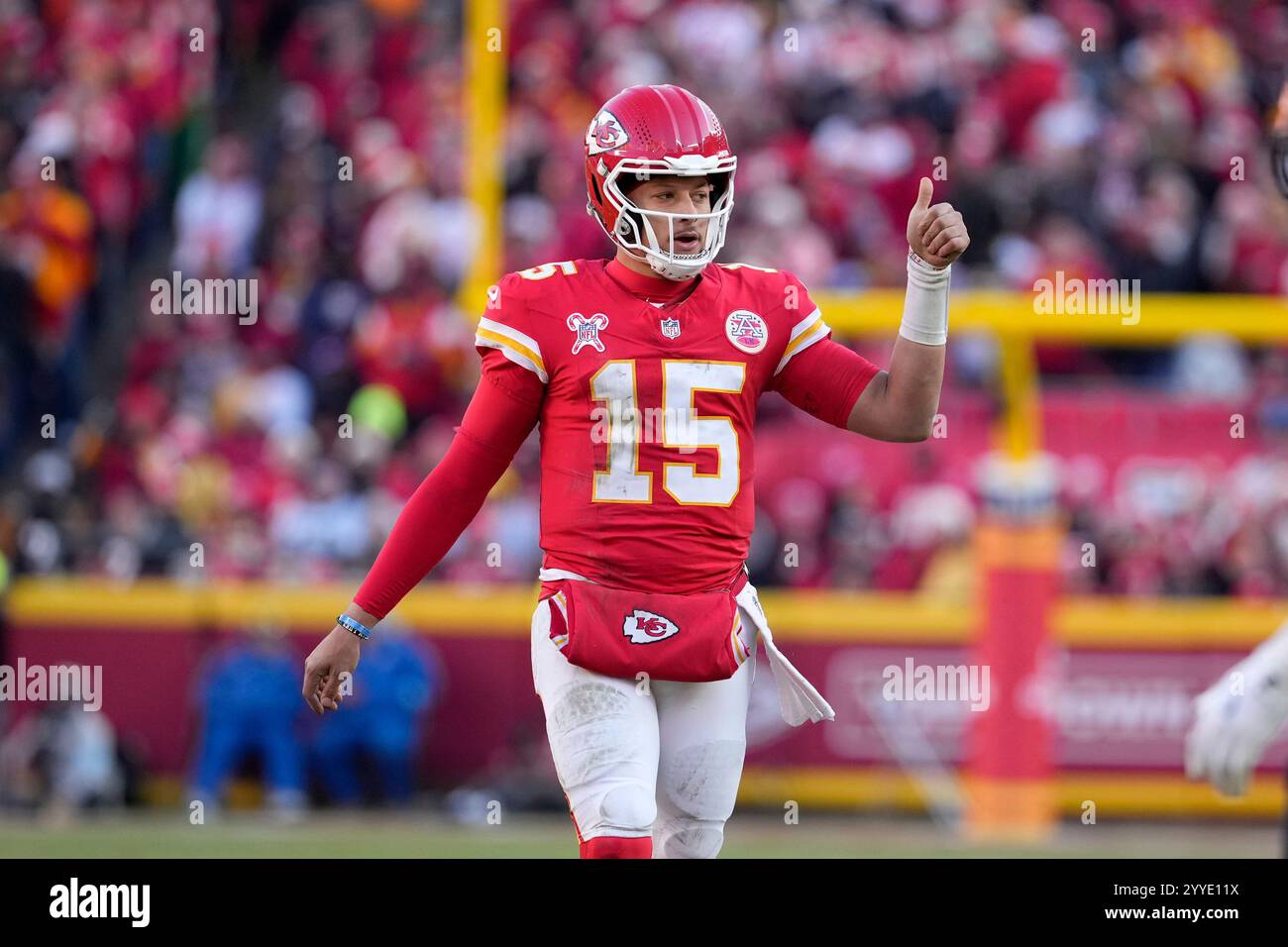 Kansas City Chiefs quarterback Patrick Mahomes gives a thumbs up during ...