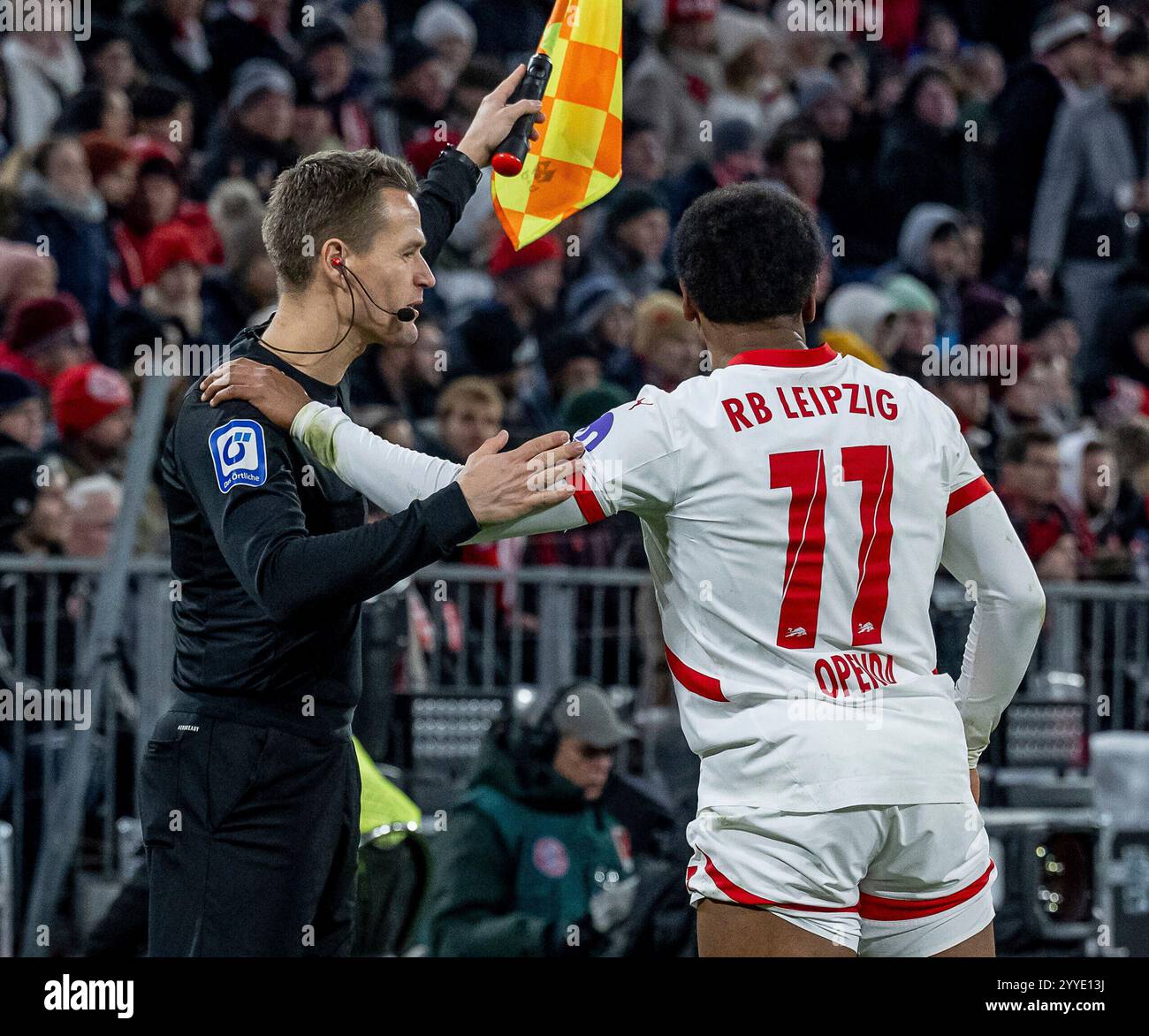 Muenchen, Deutschland. 20th Dec, 2024. Jan Seidel (Schiedsrichter ...