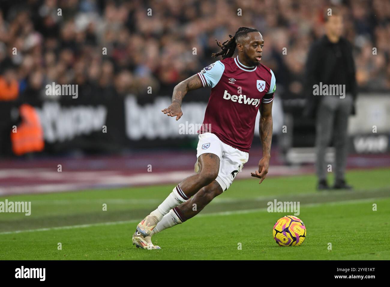 Aaron Wan Bissaka (29 West Ham) controls the ball during the Premier ...