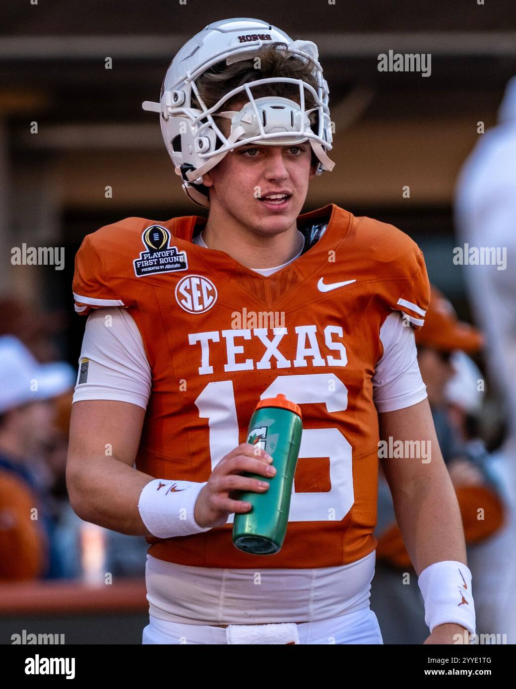 Austin, USA. 21st Dec, 2024. Dec 21, 2024.Arch Manning #16 of the Texas Longhorns during warmups ...