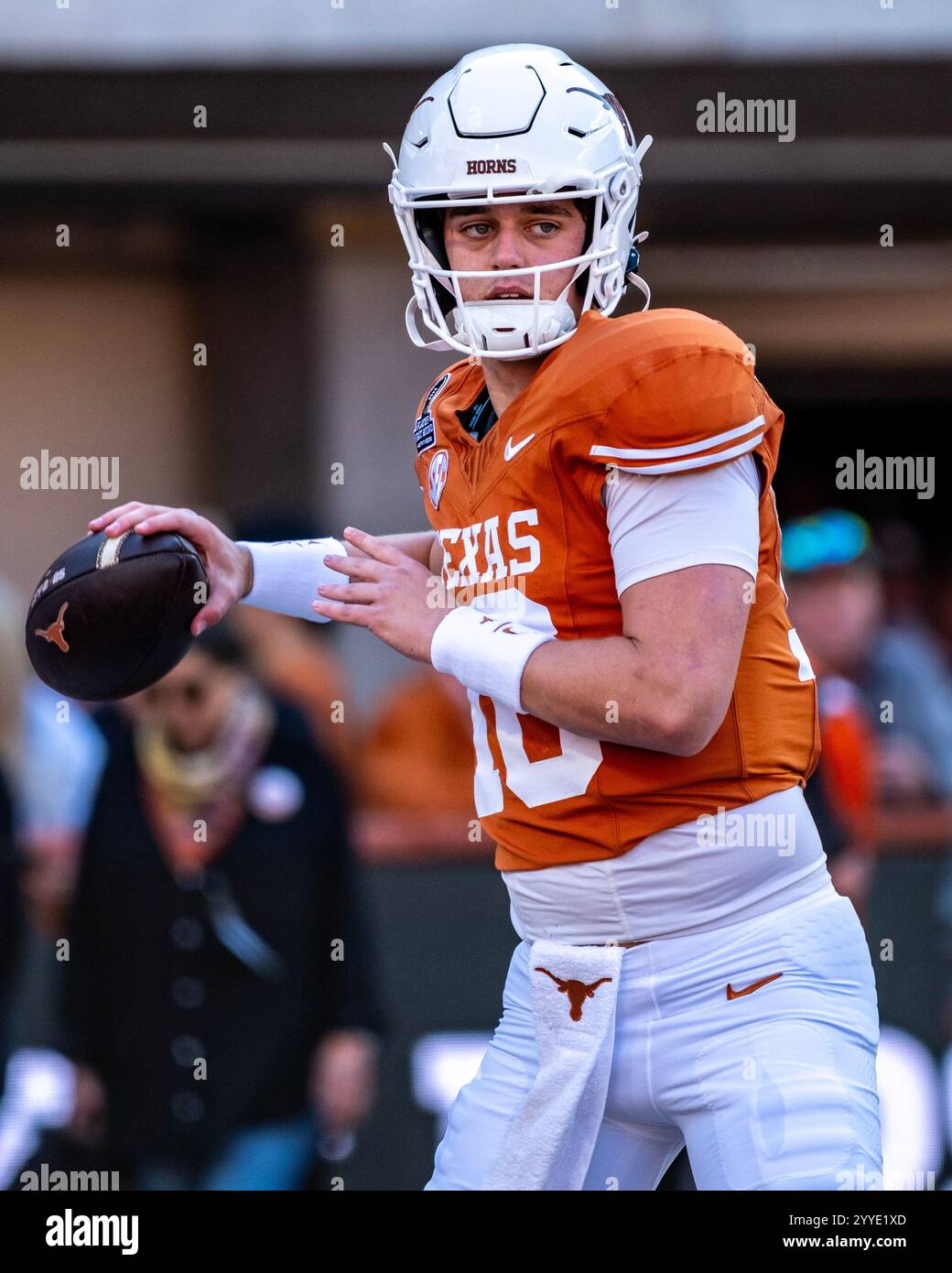 Austin, USA. 21st Dec, 2024. Dec 21, 2024.Arch Manning #16 of the Texas Longhorns during warmups ...