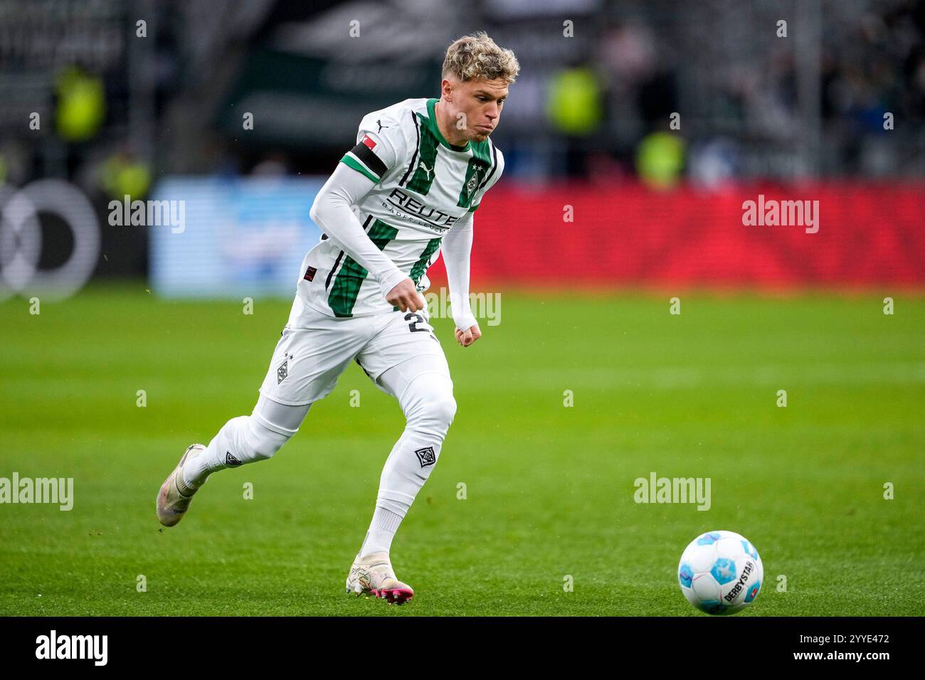 Sinsheim, Deutschland. 21st Dec, 2024. Robin Hack (BMG, 25), am Ball ...