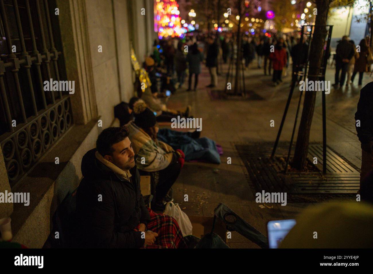 Several people queue up in the surroundings of the Teatro Real in ...