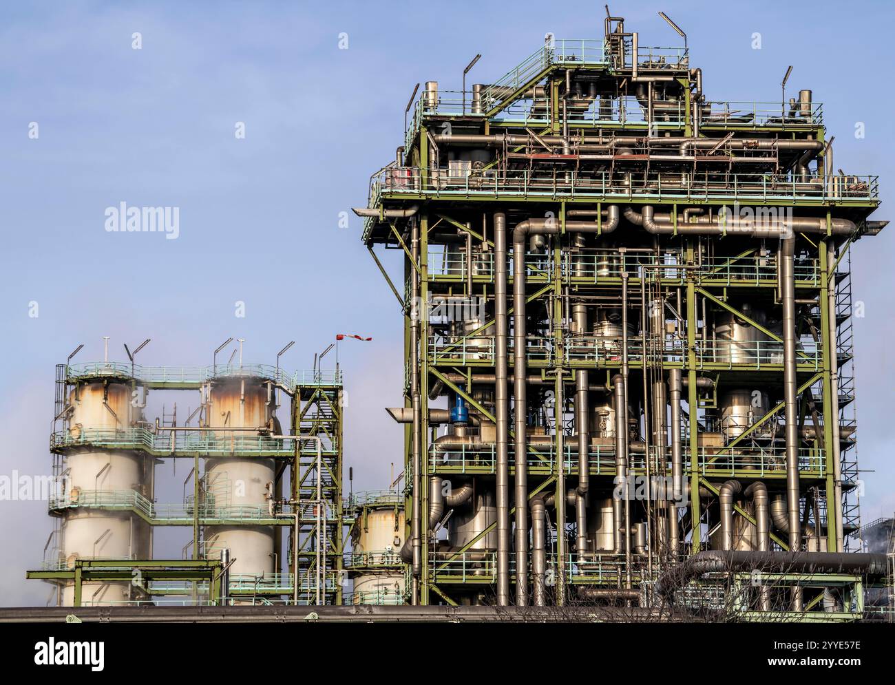 The chemical plants on the white side of the Schwelgern coking plant ...