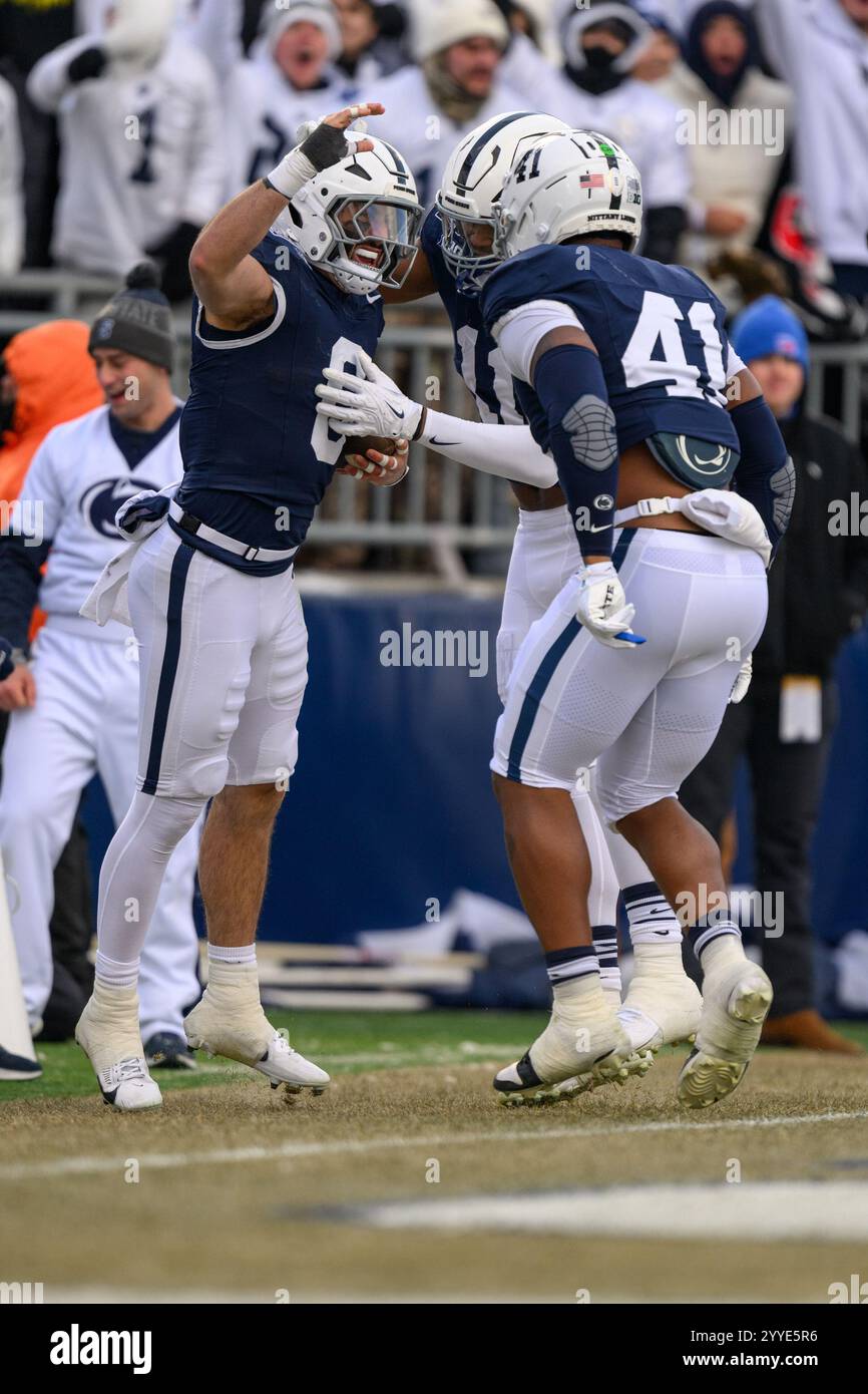 December 21, 2024: Penn State Nittany Lions linebacker Dominic DeLuca (0) and defensive end ...