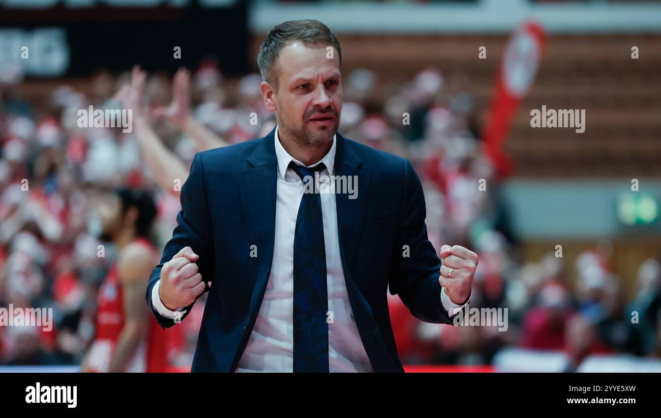 Wuerzburg, Deutschland. 21st Dec, 2024. Im Bild: Head-Coach Janis ...