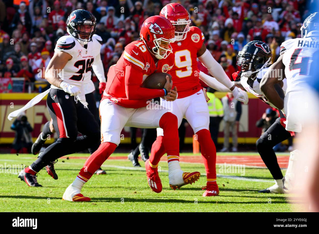 Kansas City Chiefs quarterback Patrick Mahomes (15) runs in for a ...