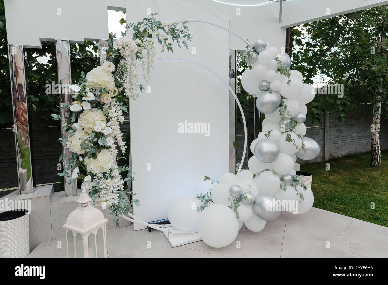 Elegant Outdoor Event Decor with Floral Arrangement and Balloon Arch ...