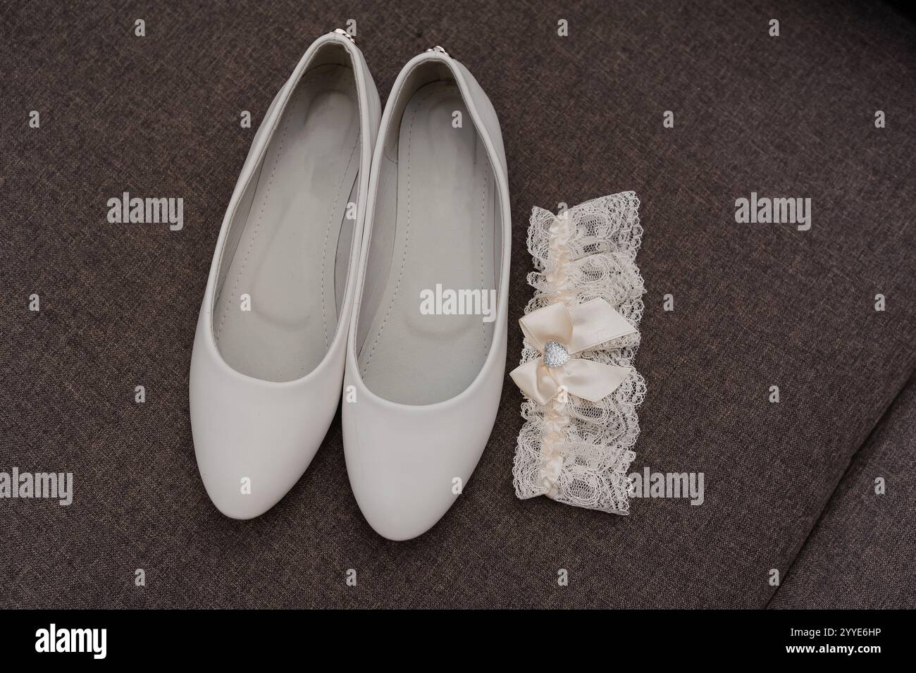 White lace bridal garter hi-res stock photography and images - Alamy