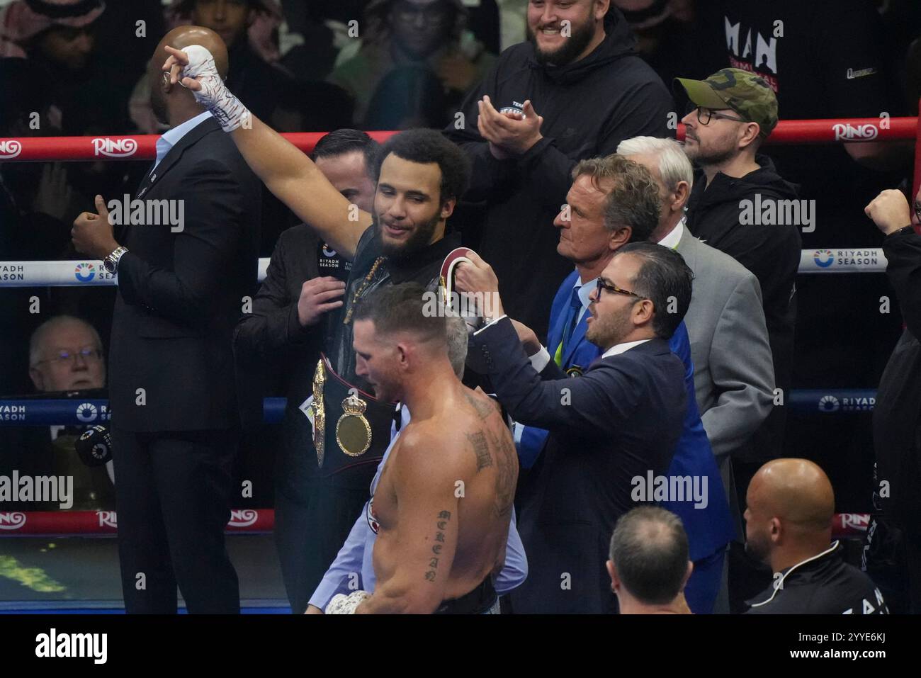 Britain's Moses Itauma, center, celebrates after beating Australia's ...