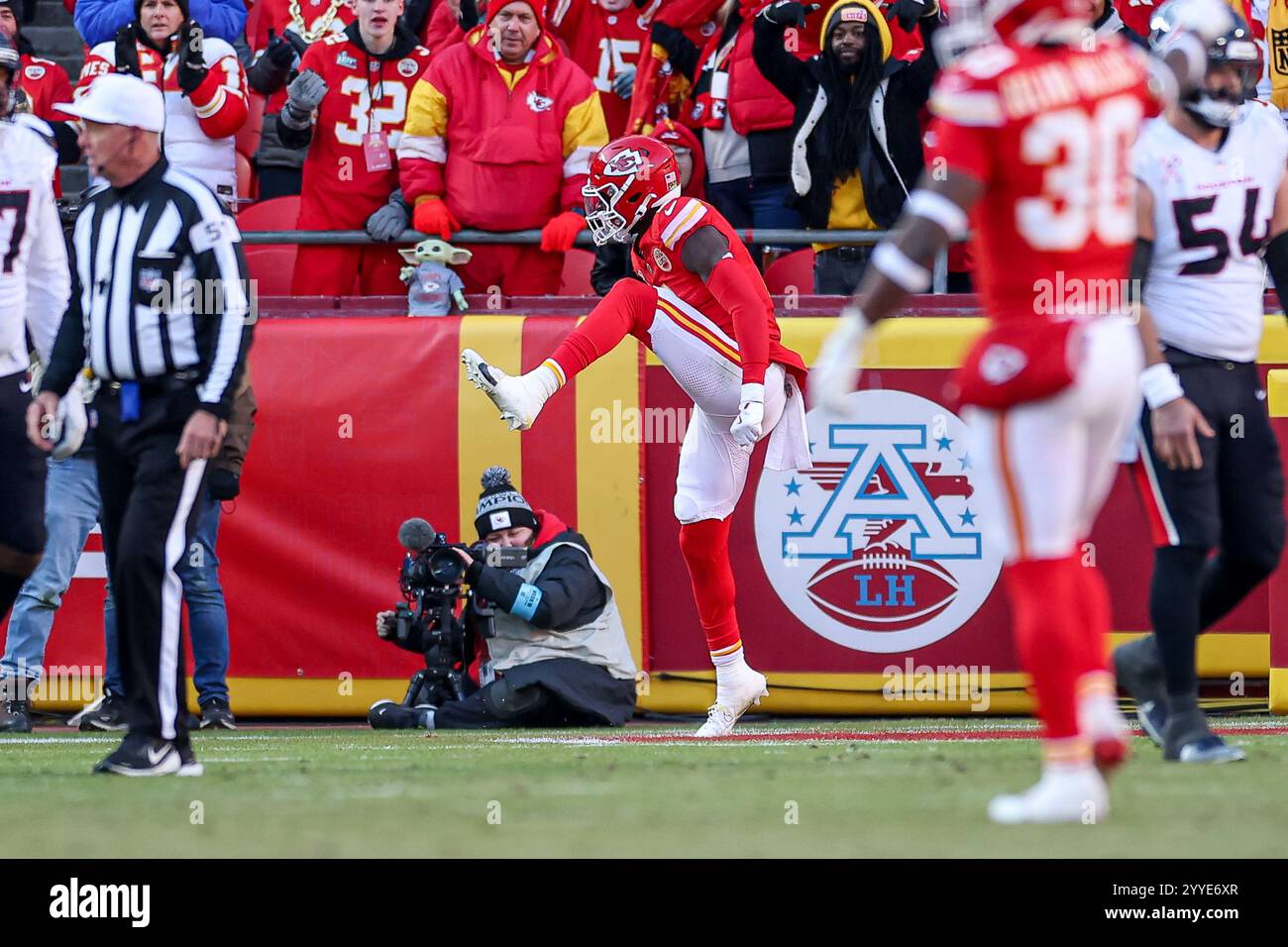 Kansas City, MO, USA. 21st Dec, 2024. Kansas City Chiefs cornerback ...